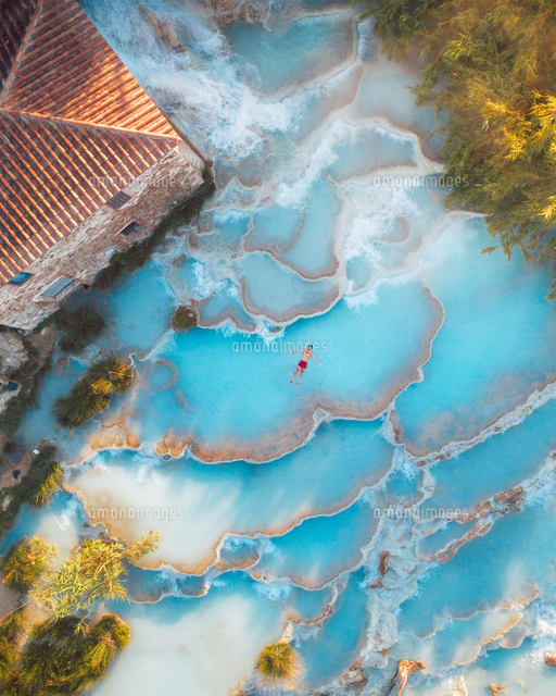 Aerial View Of Young Man Swimming In Sea During Winter[11115137863]の写真 ...