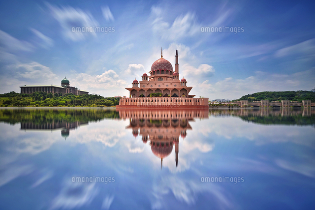 Mosque Reflecting In Lake Against Blue Sky[11115194320]の写真素材・イラスト素材｜アマナ ...