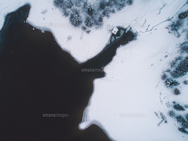 High Angle View Of Frozen Lake During Winter[11115212125]の写真素材・イラスト素材 ...