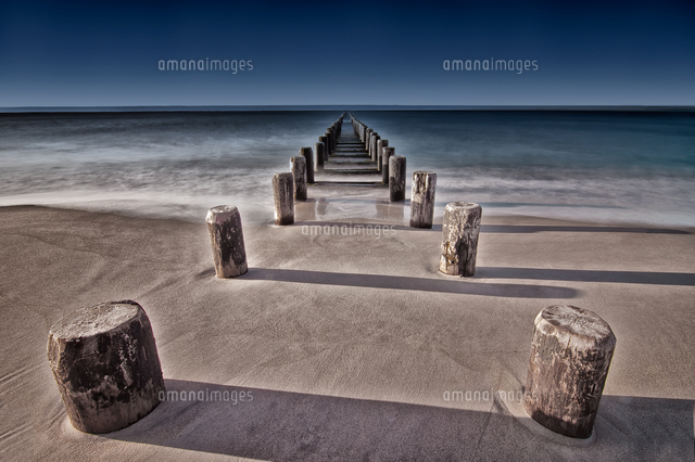 Wooden Posts On Beach Against Clear Sky[11115213241]の写真素材・イラスト素材｜アマナイメージズ