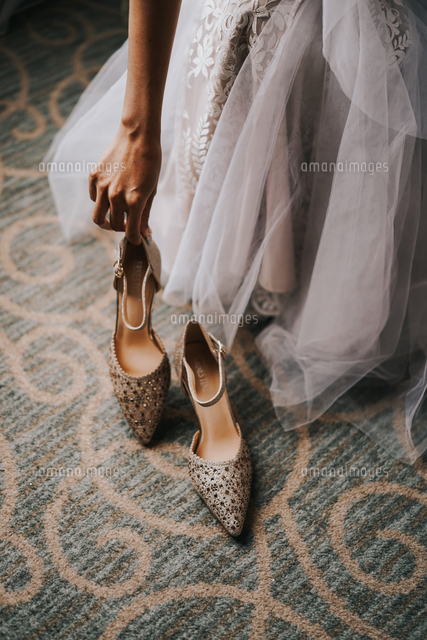 Low Section Of Woman In High Heels 11115215707 の写真素材・イラスト素材｜アマナイメージズ