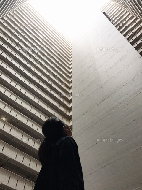 Low Angle View Of Woman Looking At Building[11115253012]の写真素材・イラスト素材 ...
