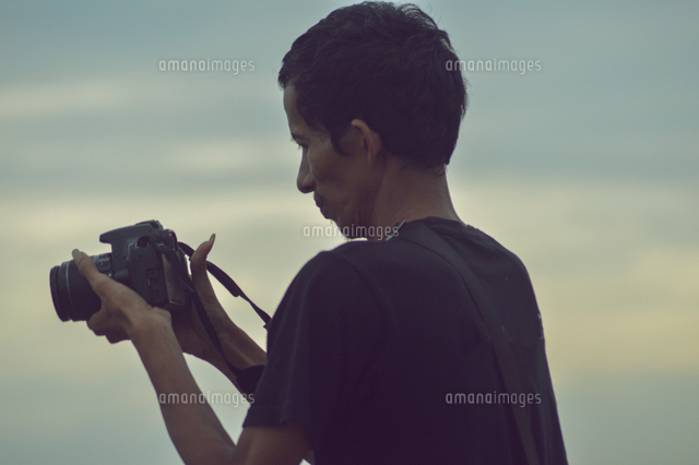 man photographing with camera against sky during sunset[11115265856]の写真 ...
