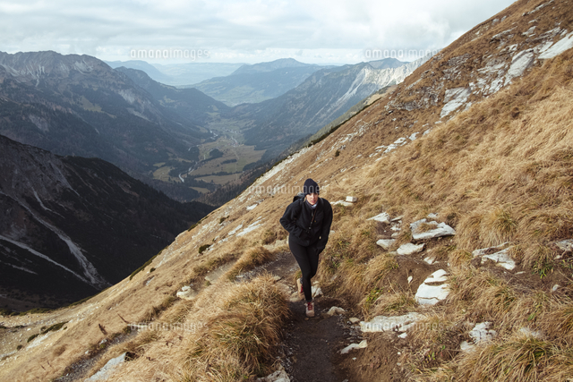 full length of woman walking on mountain ridge[11115290262]の写真素材・イラスト素材 ...