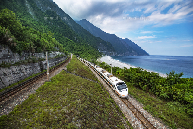 Taroko National Park,Puyuma Express[11116007135]の写真素材・イラスト素材｜アマナイメージズ