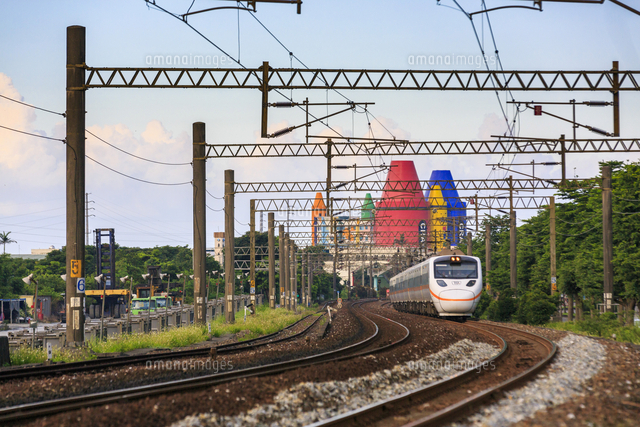 Crayon Factory and Train;Taiwan[11116017880]の写真素材・イラスト素材｜アマナイメージズ