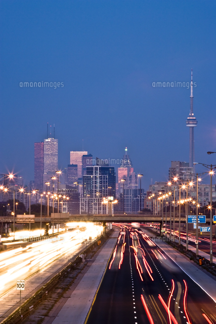 Rush-hour traffic on QEW (Queen Elizabeth Way) and Toronto city skyline ...
