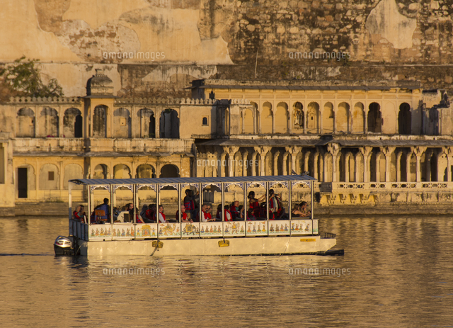 Tour boat and City Palace on Lake Pichola, Udaipur, Rajastan, India ...
